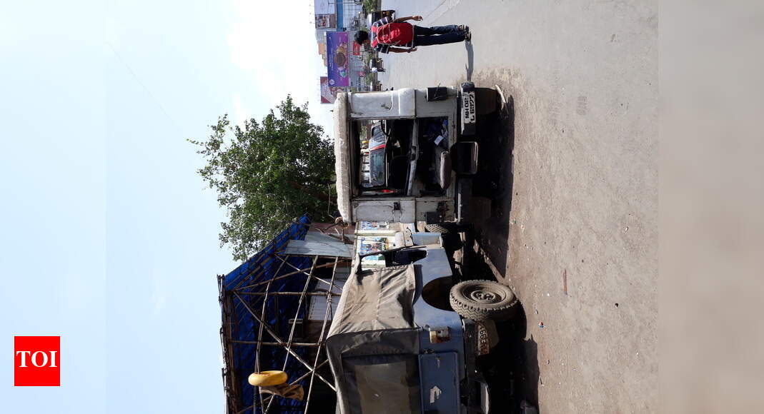 abandoned vehicles in link road - Times of India