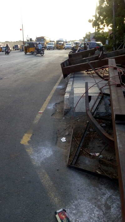 Dangerous Traffic Obstruction - Times of India