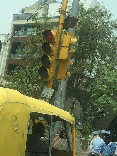 Dysfunctional, invisible traffic signal - Times of India
