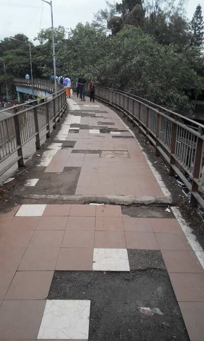 Missing Tiles on Matunga Road Skywalk - Times of India