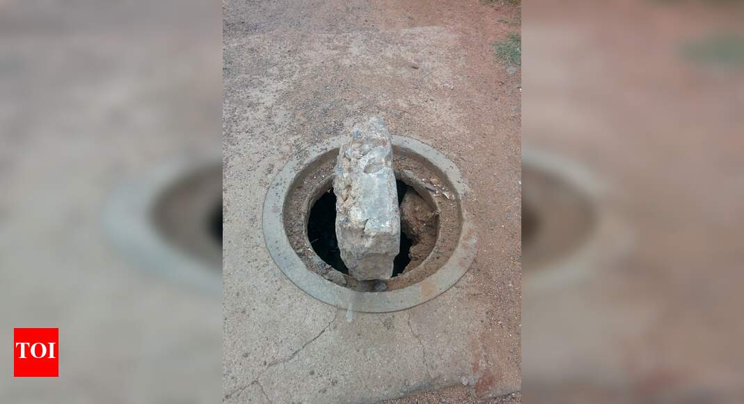 Manhole was kept very dangerously - Times of India
