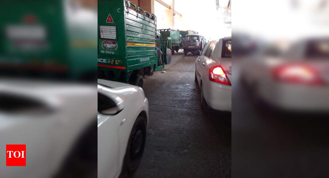 Parking mess at Uttamnagar West Metro Station - Times of India