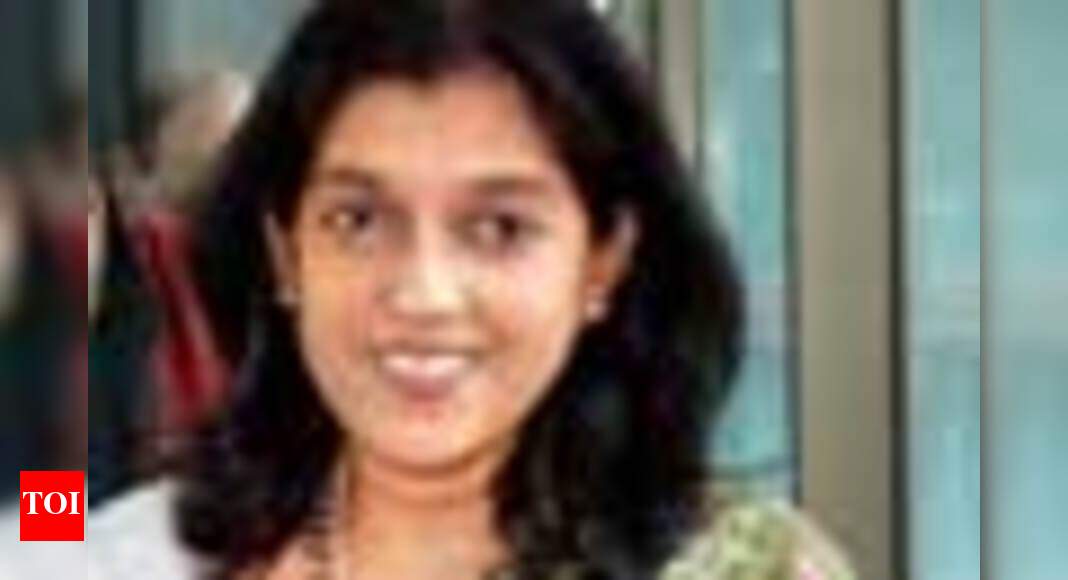 Ratna is singing along | Hindi Movie News - Times of India