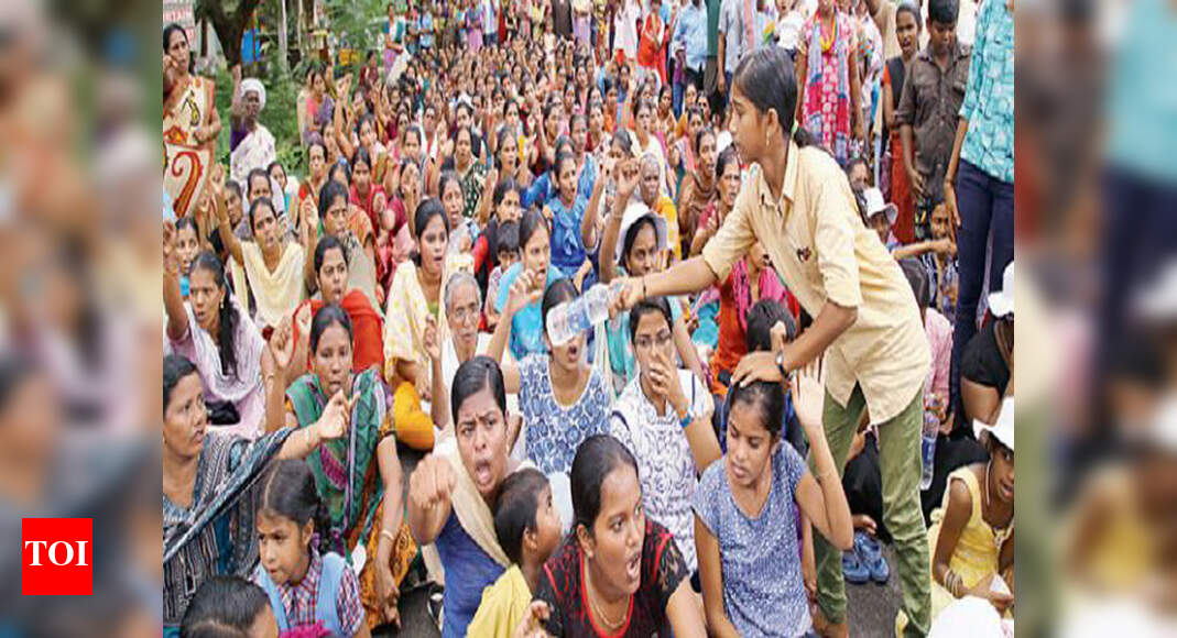 Puthuvype protesters block roads on hartal day | Kochi News - Times of ...