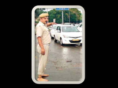 Barefoot cop wins hearts | Chandigarh News - Times of India