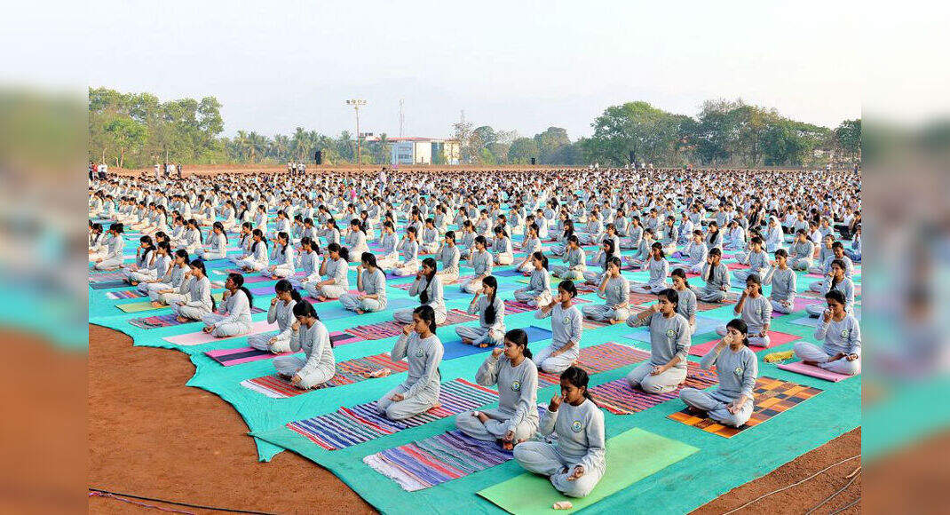 Students of SDM Intitutions, Ujire performing Yoga at Ratnavarma ...