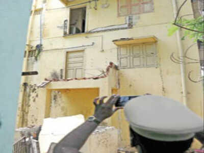 Woman, 53, dies in wall collapse in Nandanam | Chennai News - Times of ...