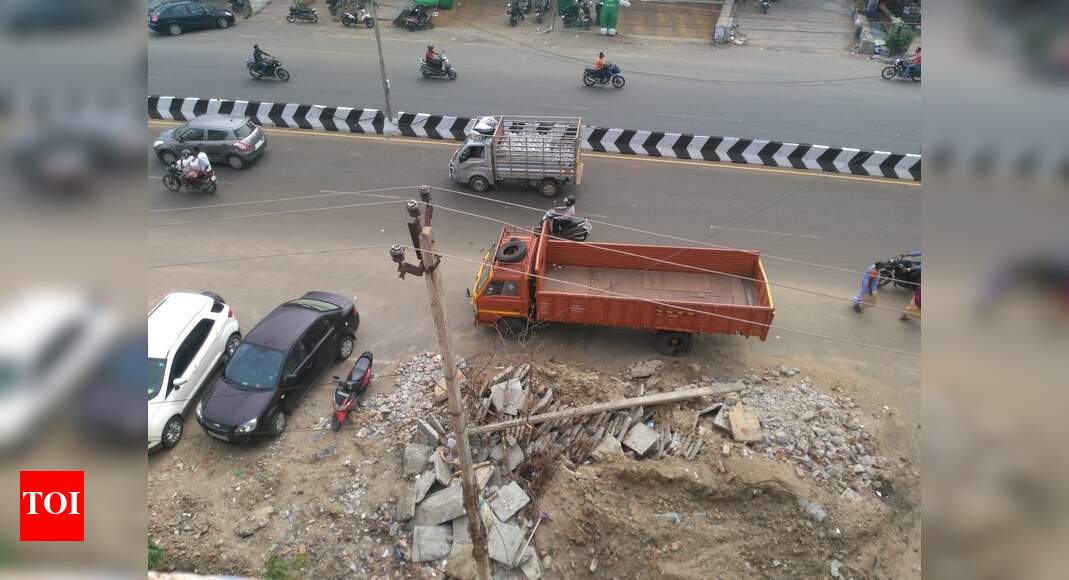 Messy 100 ft. road. - Times of India