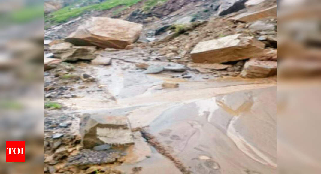 Landslides block Manali-Leh highway, tourists stranded in Manali ...