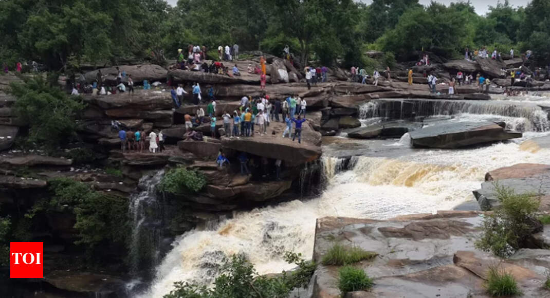 Mirzapur Falls Mirzapur Administration Bans Entry Of Tourists At Falls