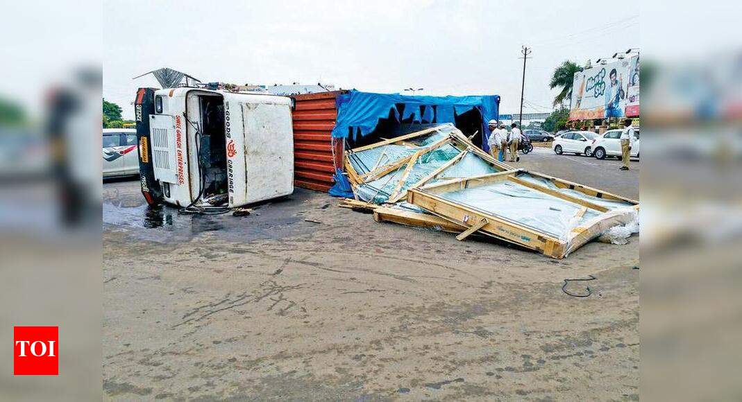 Container carrying glass sheets overturns | Vadodara News - Times of India