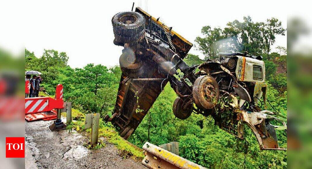Trailer truck veers off e-way, plummets 50 feet into ravine | Pune News ...