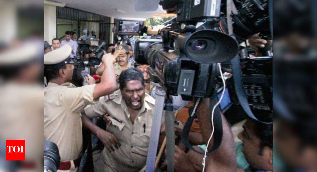 DIG Roopa Transfer Row: Tears and posers as DIG Roopa and DG H N Rao ...