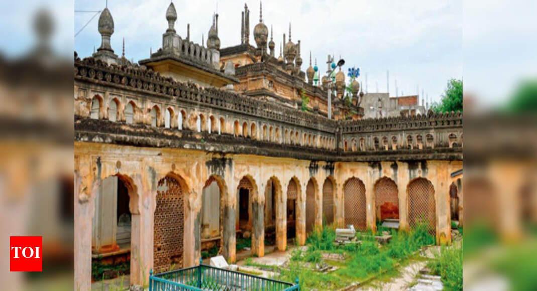 Peep into past glory through broken jaalis | Hyderabad News - Times of ...