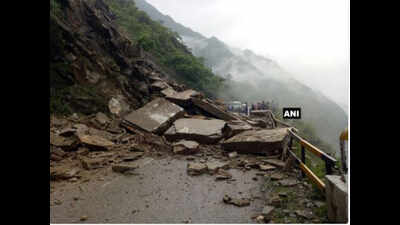 Landslide In HP: Landslide hits Chandigarh-Manali highway, hundreds of vehicles stranded ...