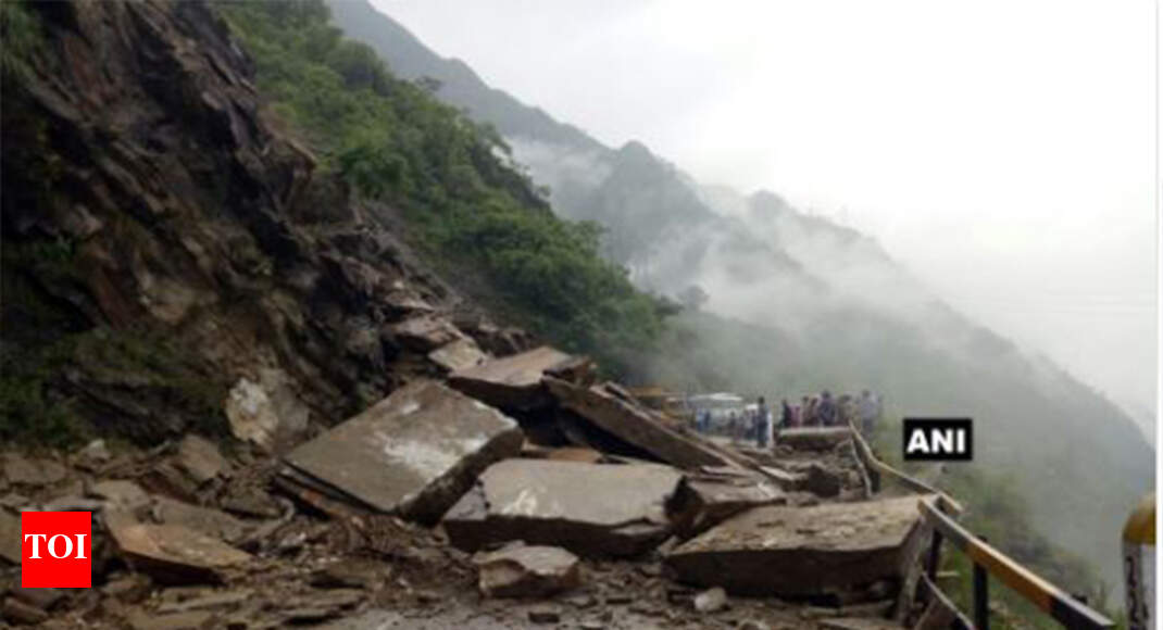 landslide in HP: Landslide hits Chandigarh-Manali highway, hundreds of vehicles stranded ...
