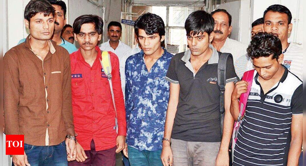 6 Of Gang Stealing Mobile Phones Purses Of Railway Passengers Arrested