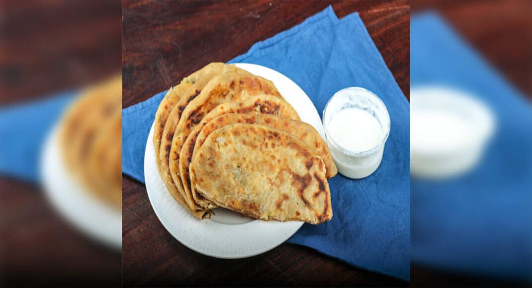 Cheese Aloo Paratha Recipe: How to Make Cheese Aloo Paratha Recipe ...