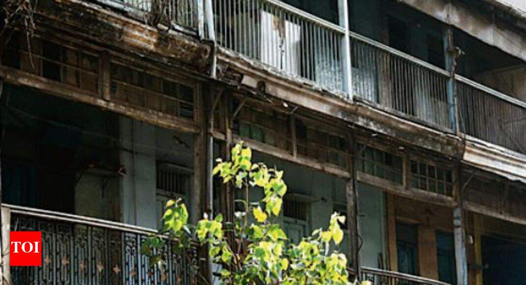 dangerous buildings: PMC starts disconnecting water line to 200 ...