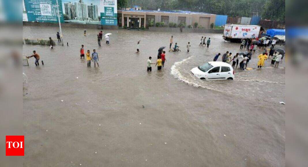 Gujarat Flood: Gujarat floods: Citizens stay in as sky rains down woes ...