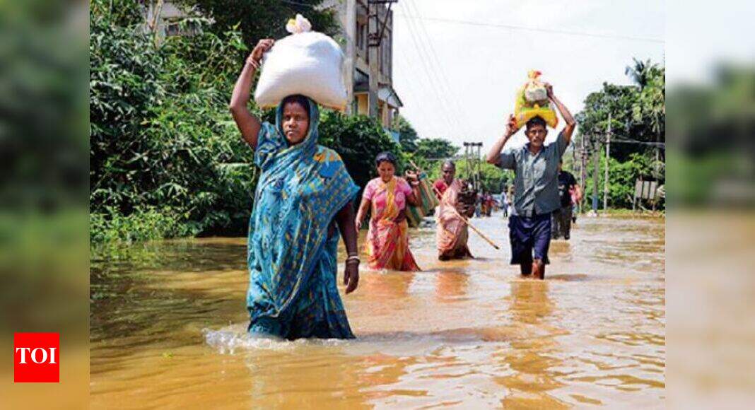 Bengal Flood: All lost in Bengal floods, villagers thank stars for ...