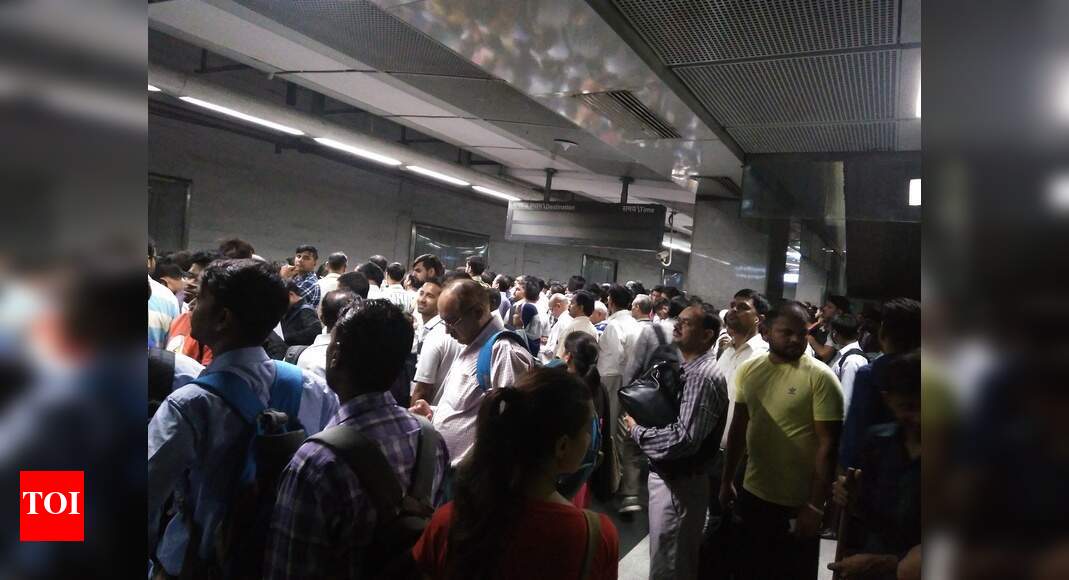 Huge crowd at Rajiv Chowk Metro at 8.50am - Times of India