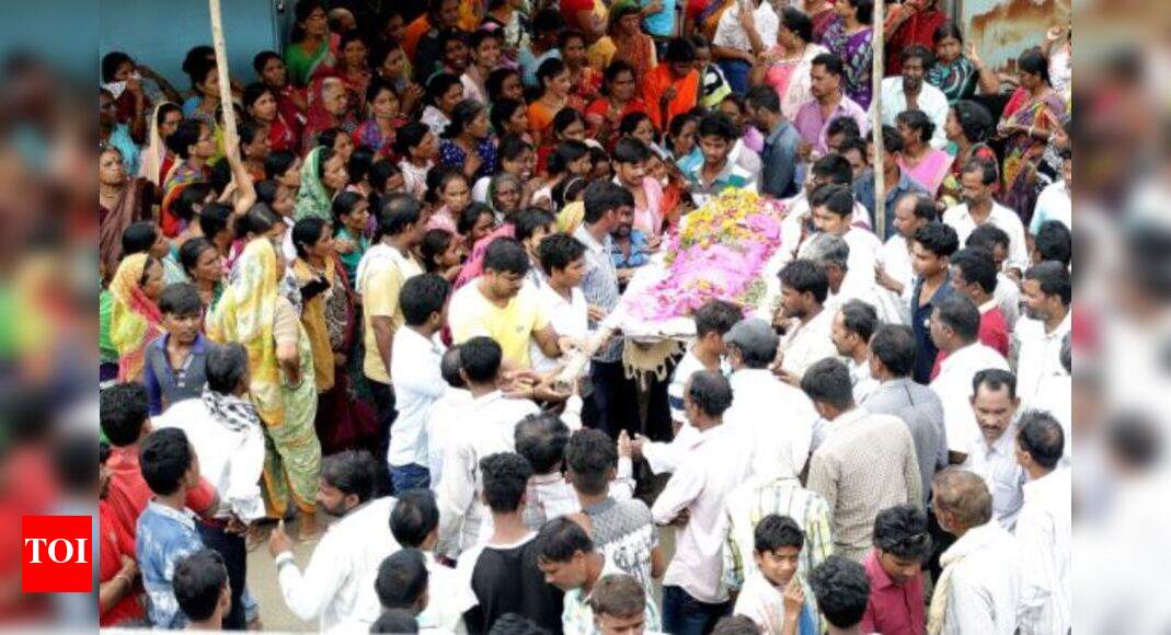 Youth Murdered: Cops cane charge angry mob protesting murder | Nagpur ...