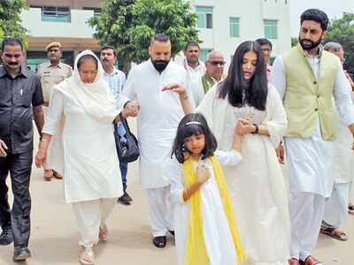 Ash-Abhishek perform puja for her father in Allahabad | Events Movie ...