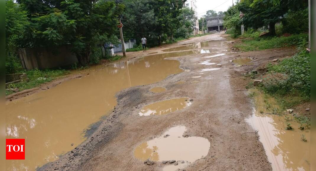 People sufferings from unlevelled roads - Times of India