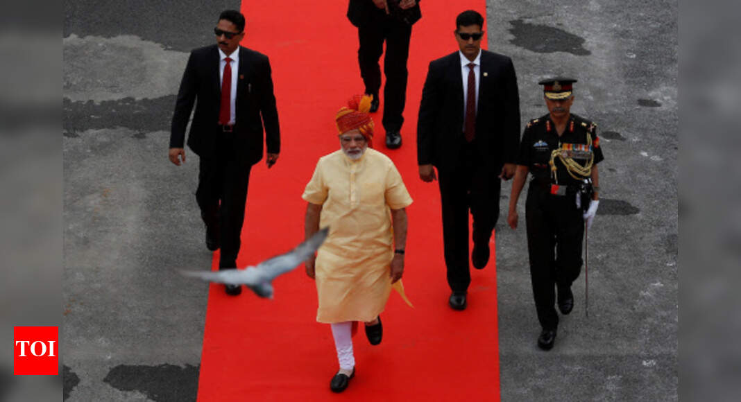 PM Modi: Applause greets PM Modi dressed in trademark half-sleeved ...