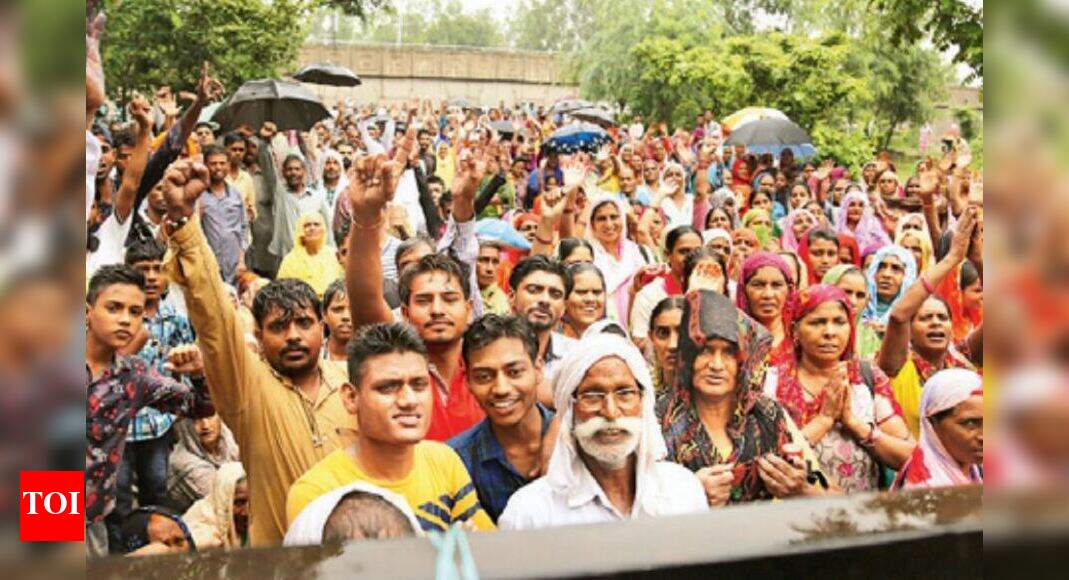 Thousands of dera followers reach Panchkula court complex | Chandigarh ...
