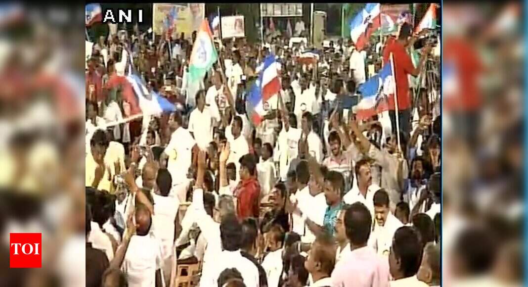 Trichy: Rajinikanth's fans hold rally in Trichy, urge actor to join ...