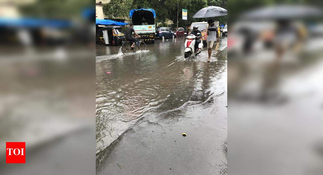 Bandra East govt colony is floating in water - Times of India