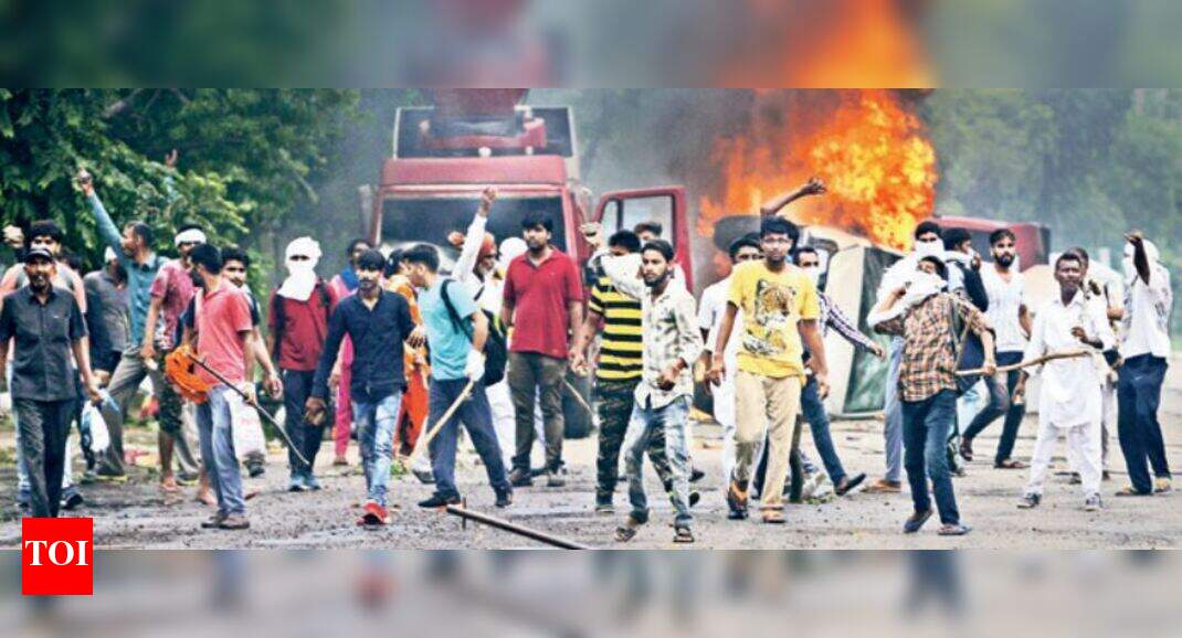Panchkula violence: Calm Insans turn devilish on cue | Chandigarh News ...