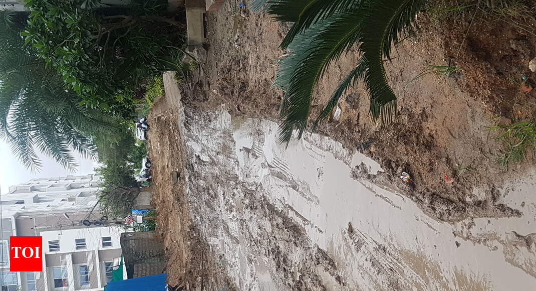 Horrible roads in kakatiya hills madhapur - Times of India