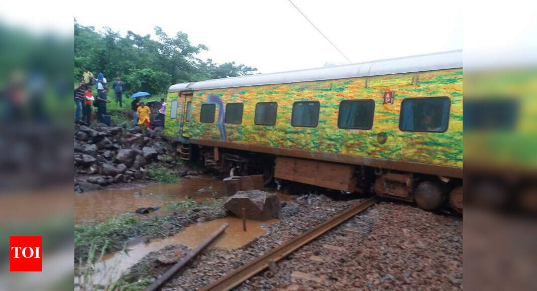 Duronto Express: Seven AC coaches of Nagpur-Mumbai Duronto Express ...