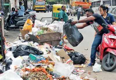 Garbage contractors withdraw protest as BBMP agrees to pay | Bengaluru ...