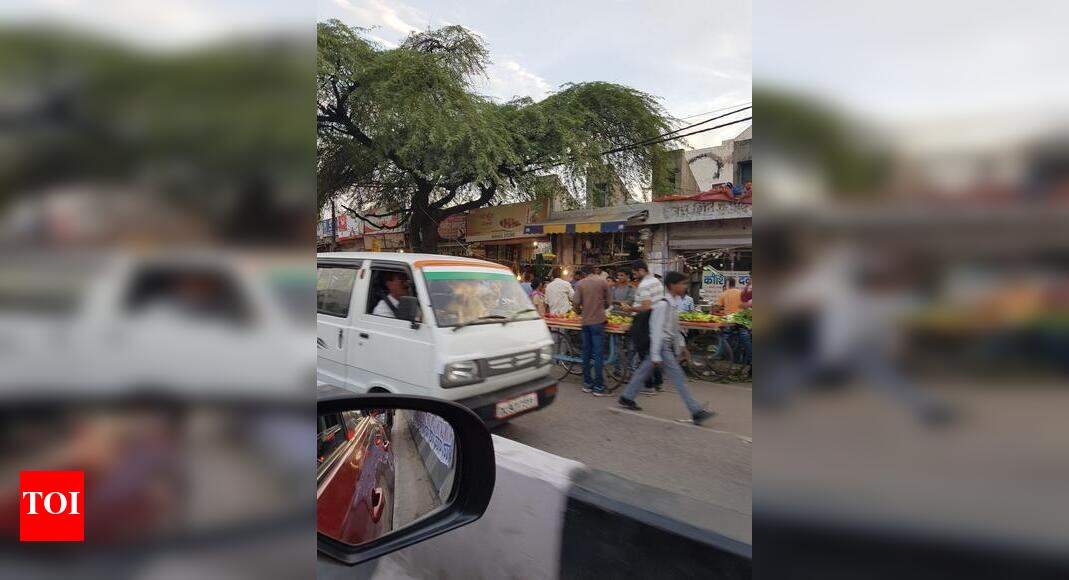 Encroachment of road by street vendors - Times of India