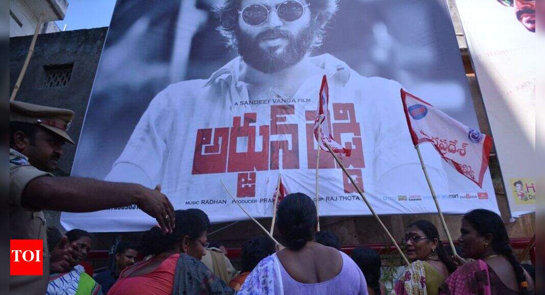 Arjun Reddy: Arjun Reddy controversy: Women activists conduct funeral ...