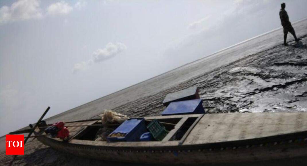 Harami Nala: Gujarat: 3 Pakistanis, 18 boats caught in Harami Nala ...