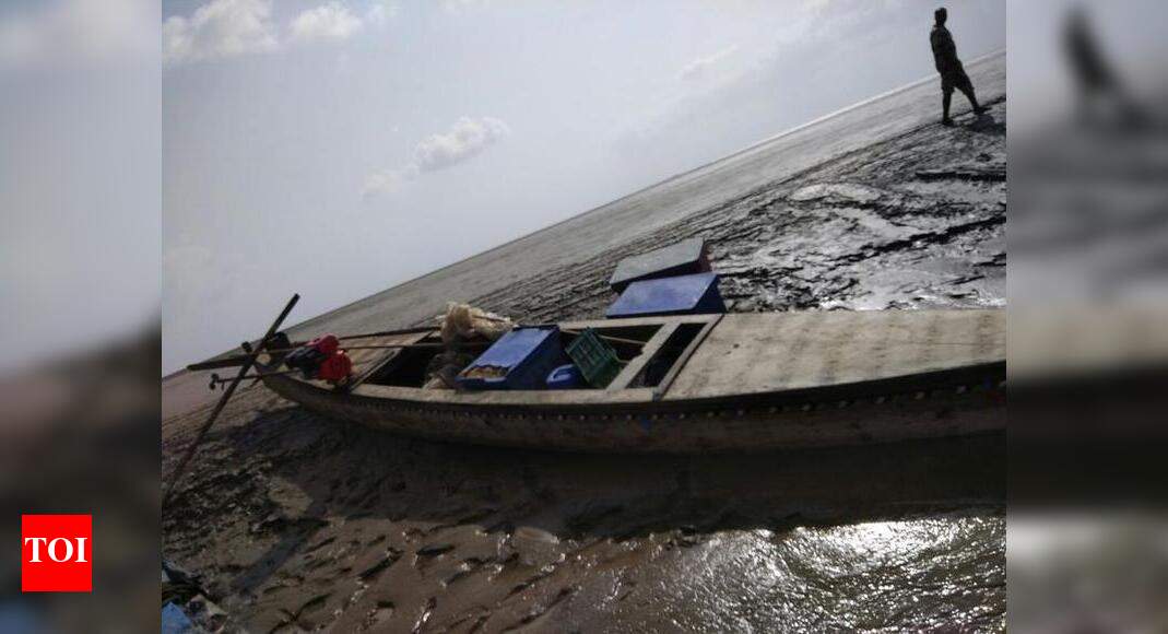 Harami Nala: Gujarat: 3 Pakistanis, 18 boats caught in Harami Nala ...