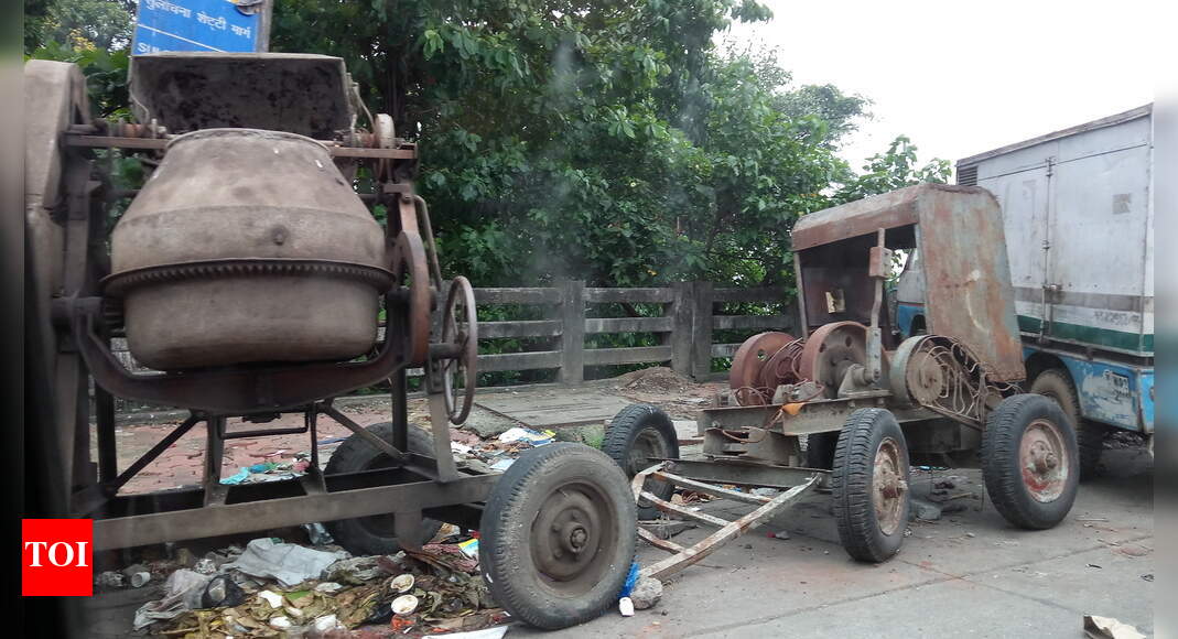 JUNK MACHINES BLOCKING TRAFFIC ON BRIDGE - Times of India