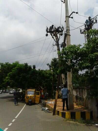 working without safety precautions - Times of India