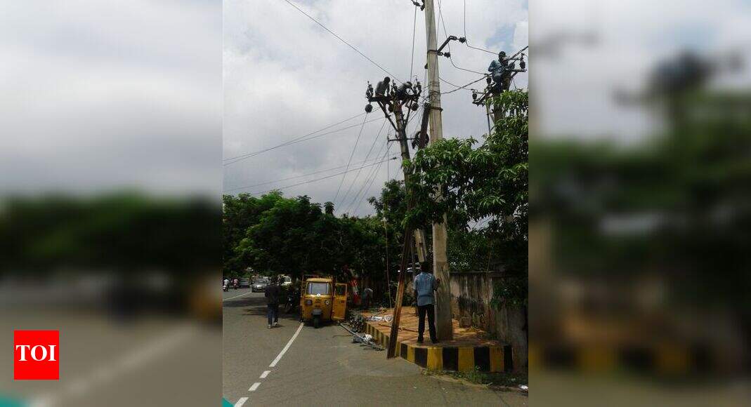 working without safety precautions - Times of India