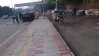 Vikaspuri Ring road flyover footpath covered - Times of India