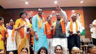 Prajapati: Congress veteran Dalsukh Prajapati joins BJP | Vadodara News ...