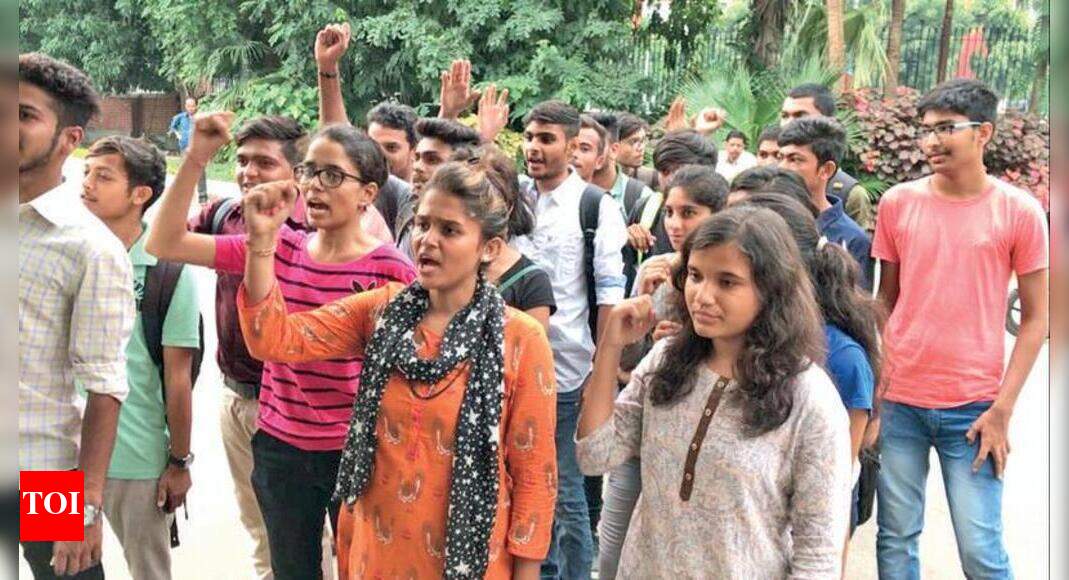 No let-up in students’ protest | Vadodara News - Times of India