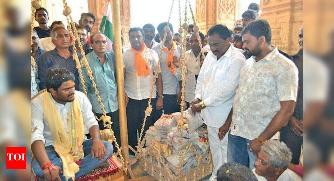 Hardik Patel: Hardik Patel wraps up Saurashtra tour, hoists flag atop ...