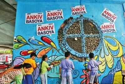 Citizens clean Moolchand flyover defaced by DU students | Delhi News ...