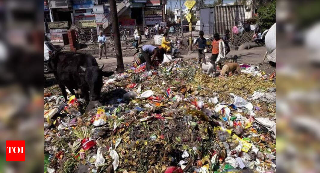 Munshipulia In Lucknow: Open garbage dumping ground causes traffic ...